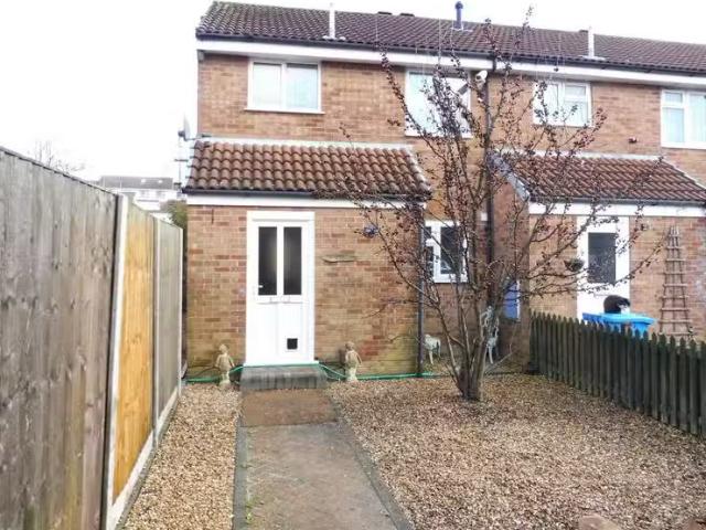 2 bedroom end of terrace house for rent in Aspen Gardens, Pool.