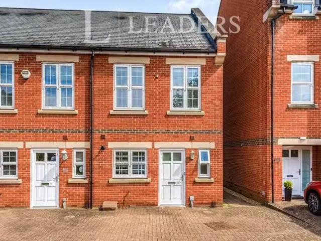 2 bedroom end of terrace house for rent in Beningfield Drive.