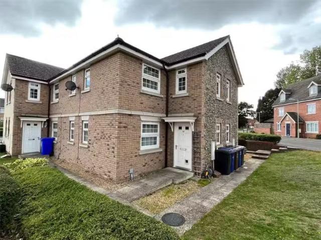 2 bedroom end of terrace house for rent in Bilberry Close, Red.
