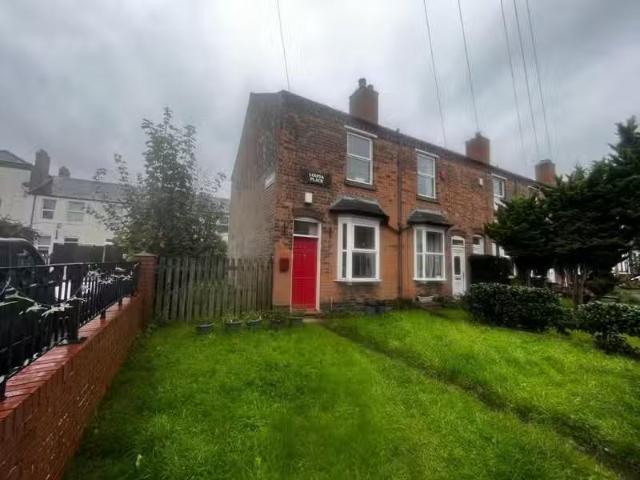 2 bedroom end of terrace house for rent in Brookfield Road, Bi.