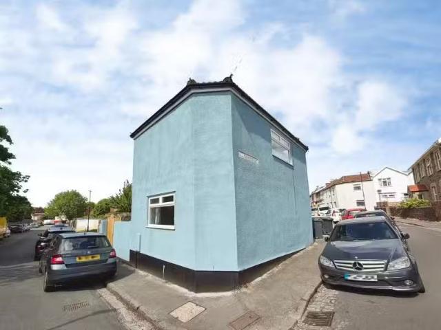 2 bedroom end of terrace house for rent in Gloucester Street.