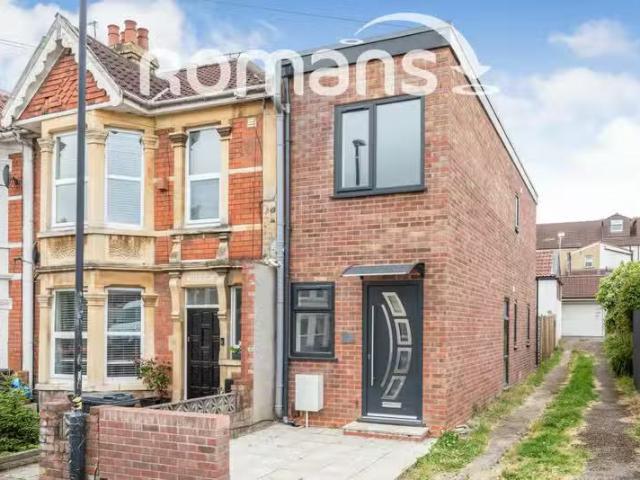 2 bedroom end of terrace house for rent in Grove Park Road, Br.