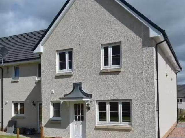 2 bedroom end of terrace house for rent in Erskine Street, Sti.