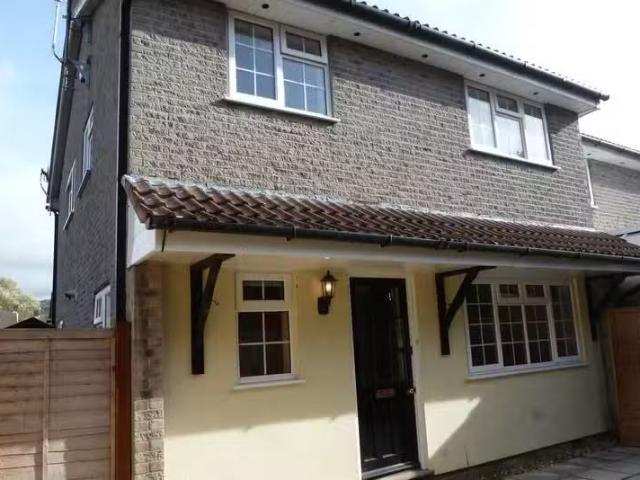 2 bedroom end of terrace house for rent in Fiveways Close, Che.