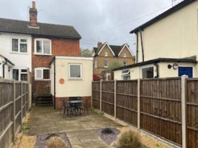 2 bedroom end of terrace house for rent in Kings Road Farncombe GU7