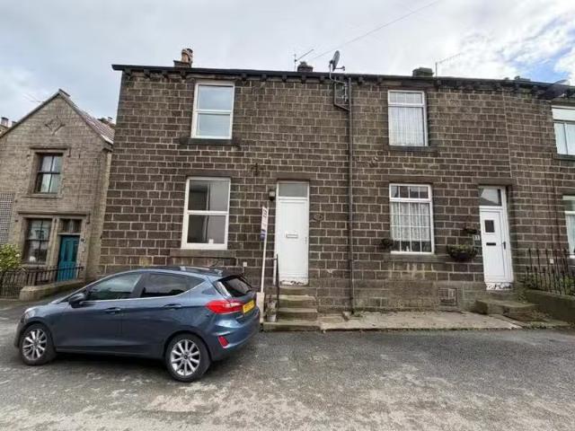 2 bedroom end of terrace house for rent in High Street, Sutton.