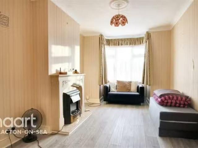 2 bedroom end of terrace house for rent in Oxford Crescent, CO15