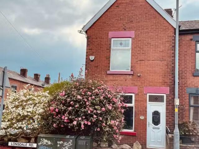 2 bedroom end of terrace house for rent in Lonsdale Road, Bolt.