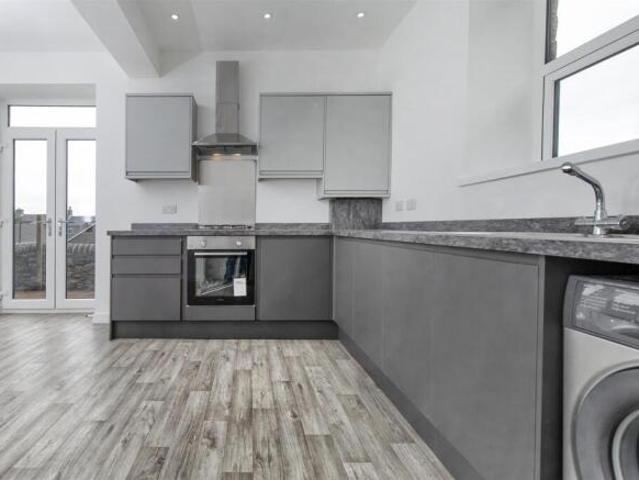 2 bedroom end of terrace house for rent in Lidget Street, Lindley, Huddersfield, HD3