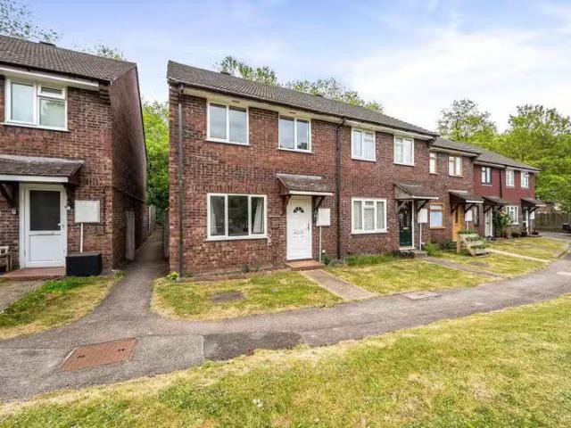 2 bedroom end of terrace house for rent in Maple Close, Whytel.