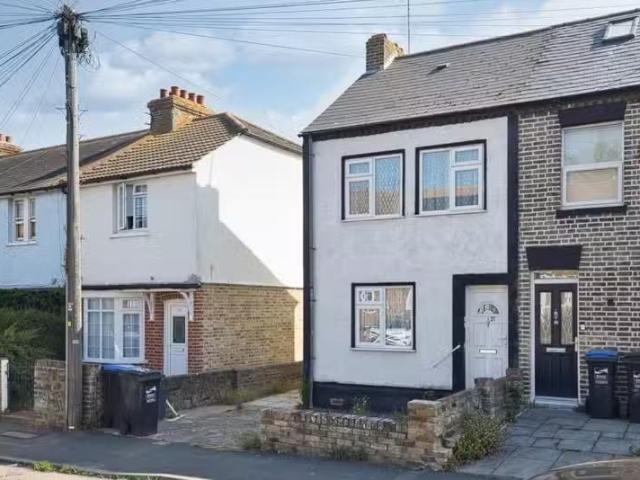 2 bedroom end of terrace house for rent in Northdown Road, Bro.