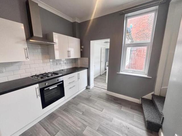 2 bedroom end of terrace house for rent in New Bridge Road, HULL, HU9