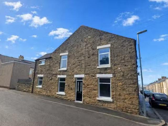 2 bedroom end of terrace house for rent in South Street, Spenn.