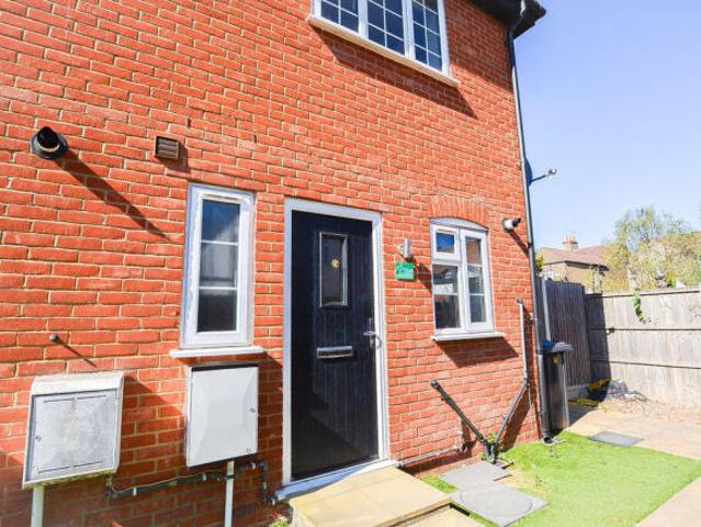 2 bedroom end of terrace house for rent in Southchurch Road, Southend On Sea, SS1