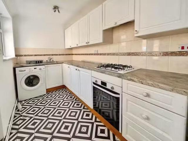 2 bedroom end of terrace house for rent in Sturton Street, Cam.