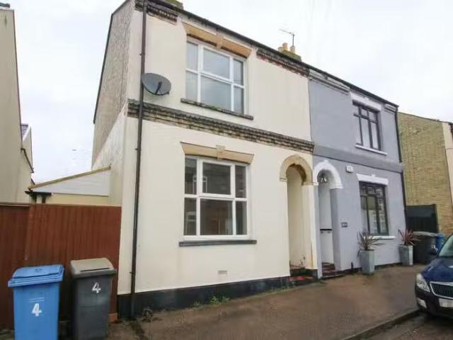 2 bedroom end of terrace house for rent in Stanley Road, Newma.
