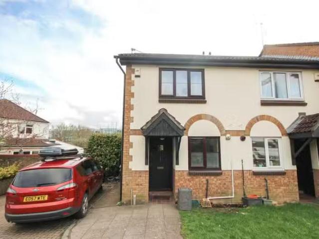 2 bedroom end of terrace house for rent in Swallows Court, Sto.