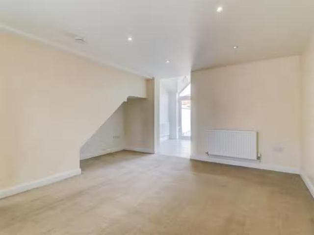 2 bedroom end of terrace house for rent in Queen Street, Cubbi.