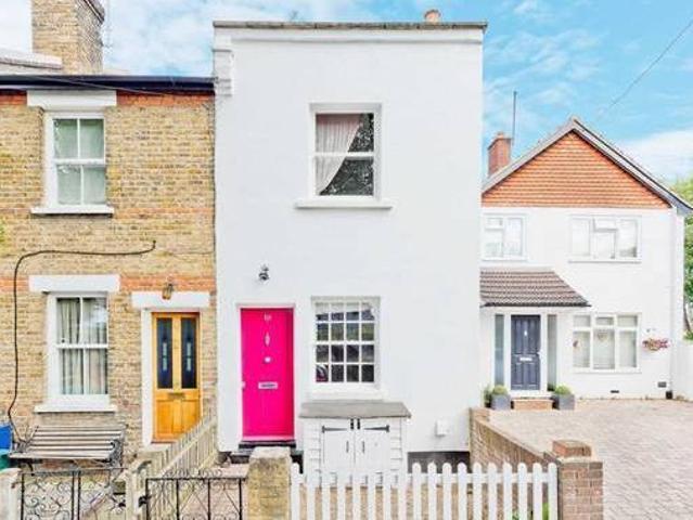 2 bedroom end of terrace house for rent in Queens Road Thames Ditton KT7