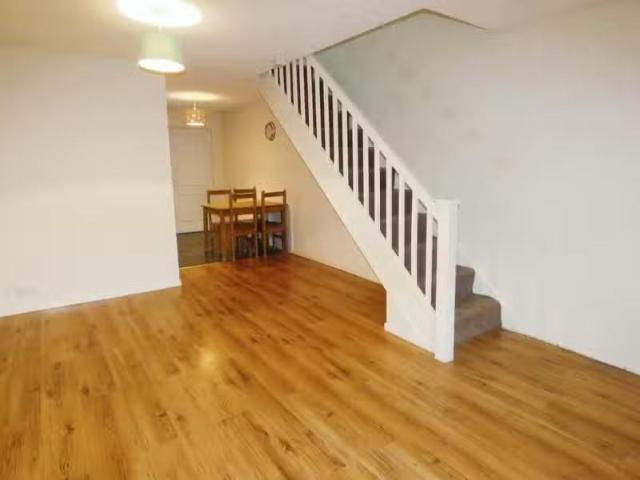 2 bedroom end of terrace house for rent in Rosebank Gardens, I.