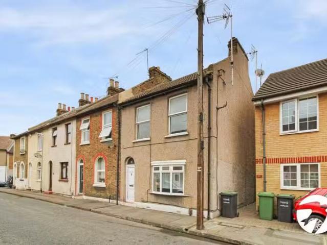 2 bedroom end of terrace house for rent in Range Road, Gravese.