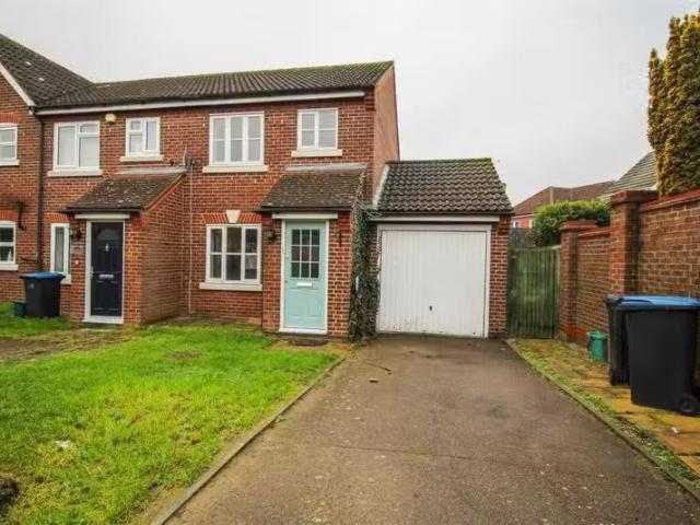 2 bedroom end of terrace house for rent in Westbury Rise, Harl.