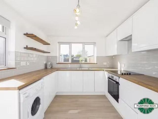 2 bedroom end of terrace house for rent in The Approach, Enfie.