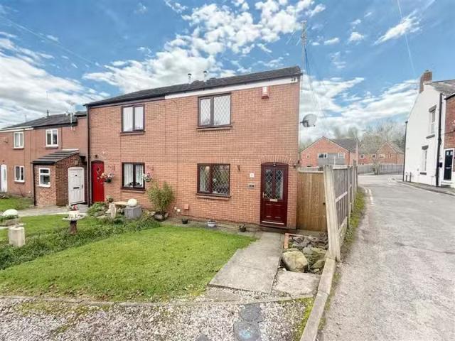 2 bedroom end of terrace house for rent in The Spinney, Ripley.