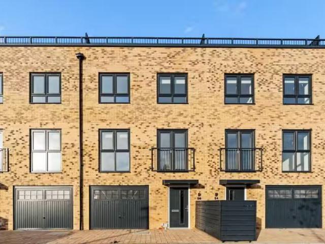 2 bedroom end of terrace house for rent in Victor Francis Cres.