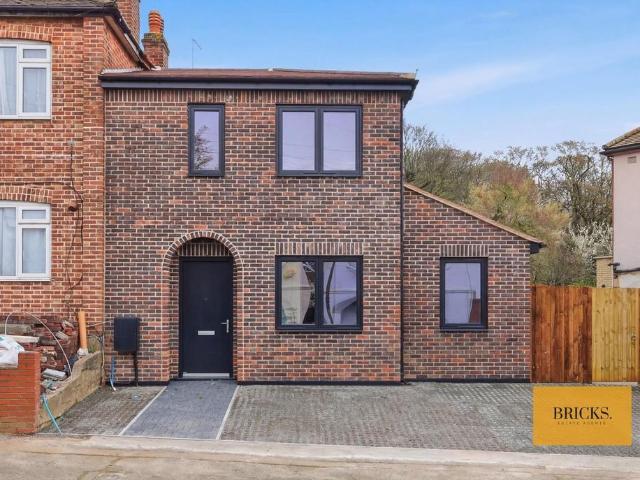 2 bedroom end of terrace house for sale