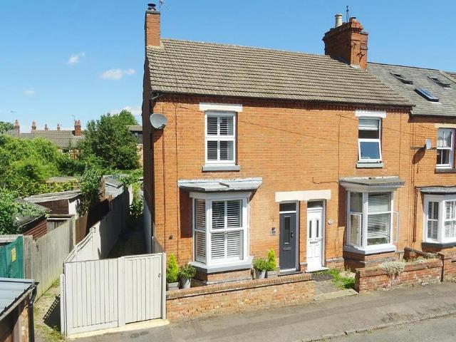 2 bedroom end of terrace house for sale