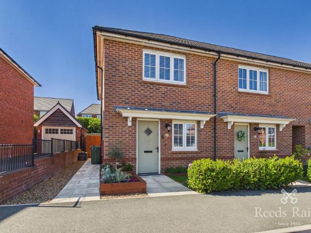 2 bedroom end of terrace house for sale