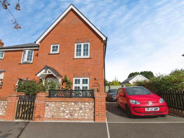 2 bedroom end of terrace house for sale