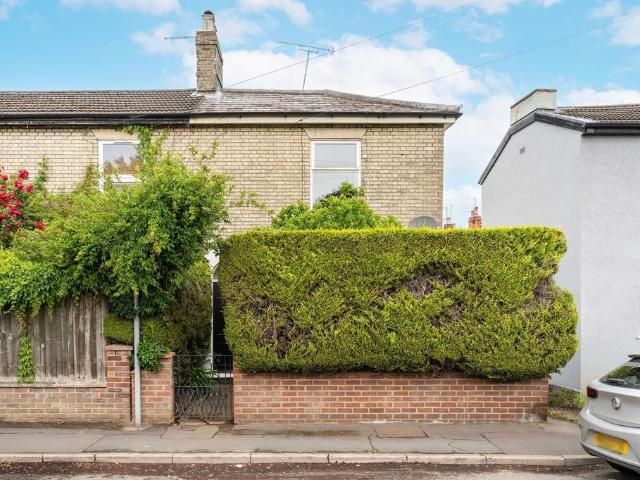 2 bedroom end of terrace house for sale