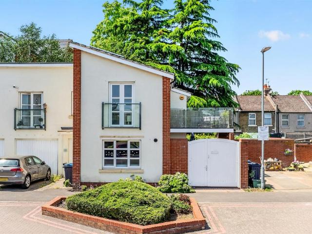 2 bedroom end of terrace house for sale