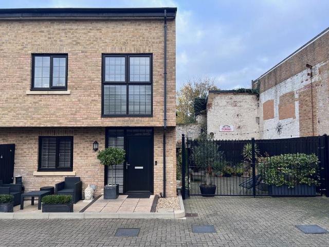 2 bedroom end of terrace house for sale