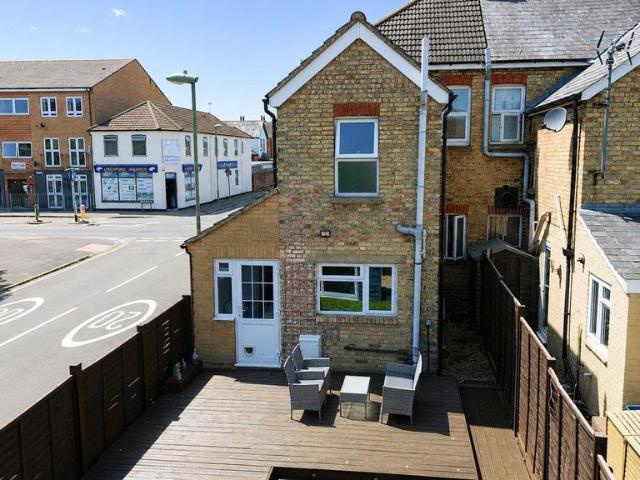 2 bedroom end of terrace house for sale