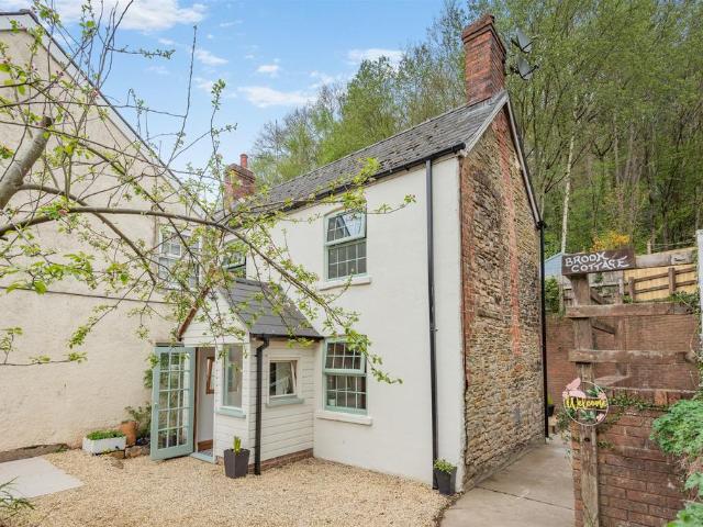 2 bedroom end of terrace house for sale