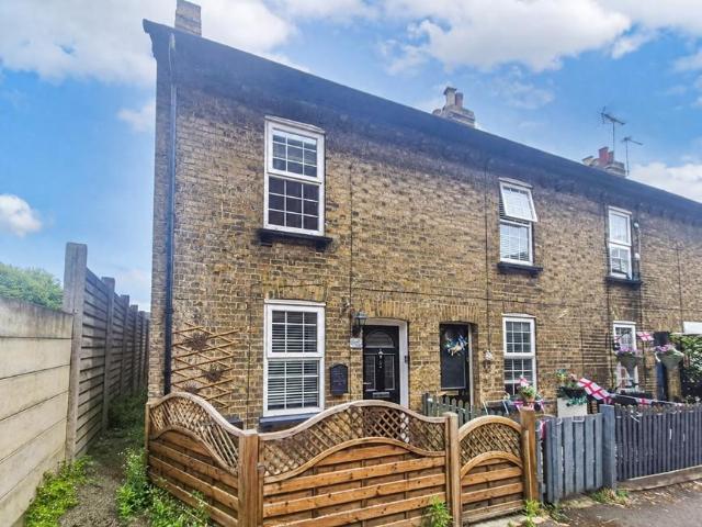 2 bedroom end of terrace house for sale