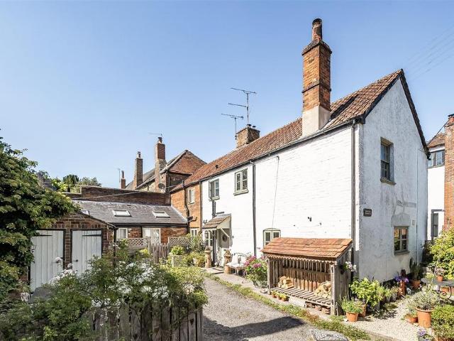 2 bedroom end of terrace house for sale