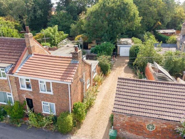 2 bedroom end of terrace house for sale