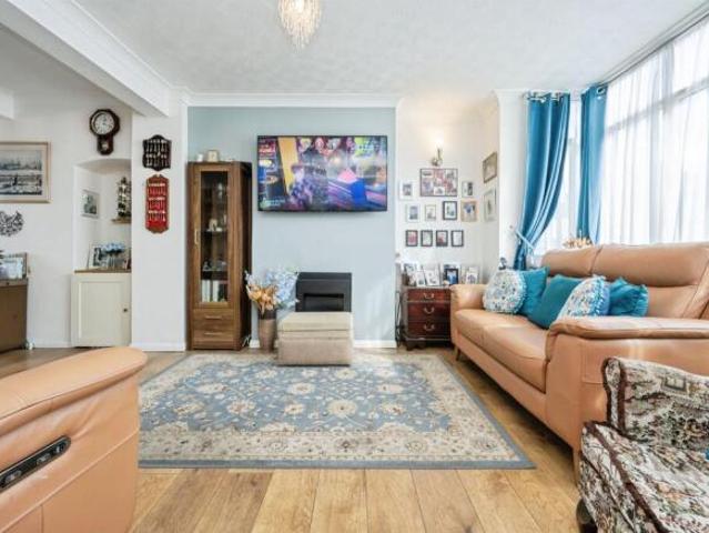 2 bedroom end of terrace house for sale in Cedar Road, Bedford, MK42
