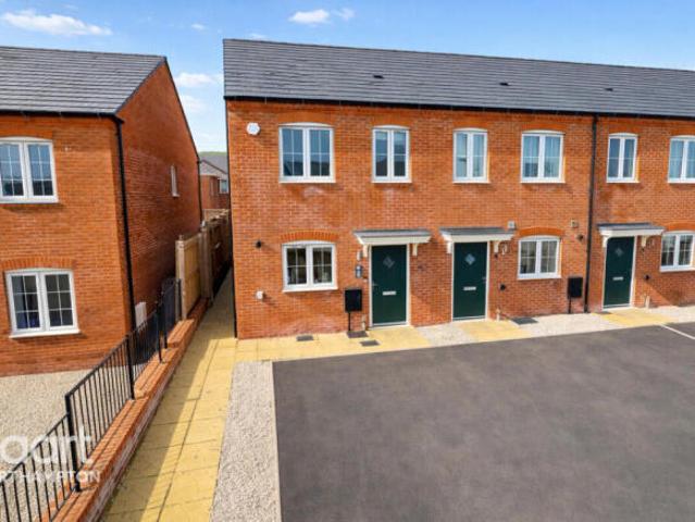 2 bedroom end of terrace house for sale in Chestnut Lane, Northampton, NN7