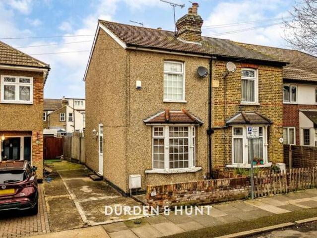 2 bedroom end of terrace house for sale in Clifton Road, Hornchurch, RM11