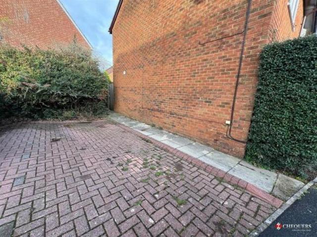 2 bedroom end of terrace house for sale in Cropmark Way, Basingstoke, RG22