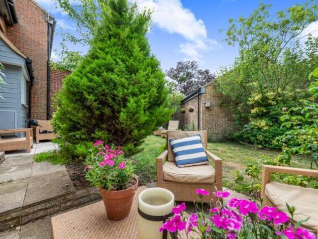 2 bedroom end of terrace house for sale in Bradfield Close, Guildford, Surrey, GU4