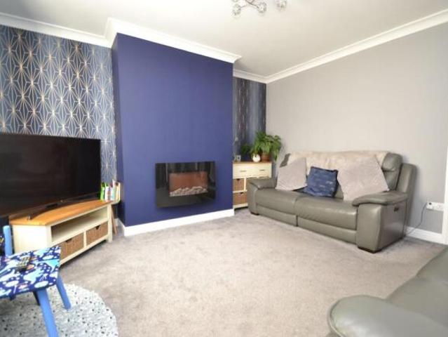 2 bedroom end of terrace house for sale in Glenside Avenue, Windhill, BD18