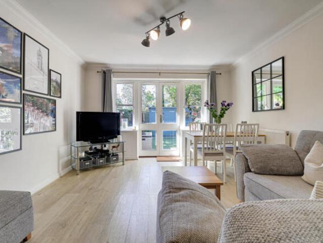 2 bedroom end of terrace house for sale in Elm Lawns Close, Avenue Road, St. Albans, AL1