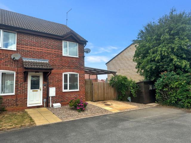 2 bedroom end of terrace house for sale in Hedgely Court, Buckingham Fields, NN4