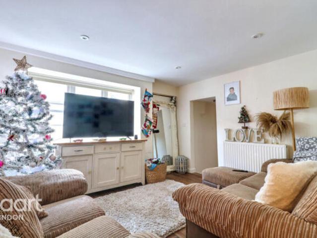 2 bedroom end of terrace house for sale in High Street, Swindon, SN1